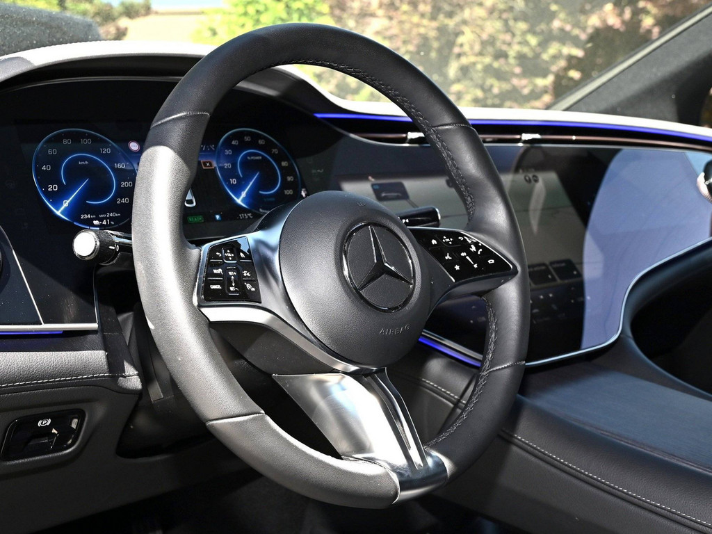 MERCEDES-BENZ EQE 300 AMG Sport Premium+ Hyperscreen